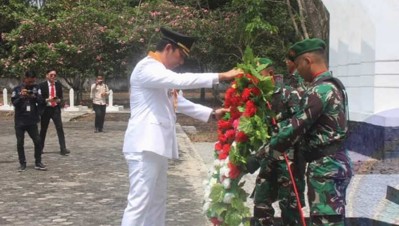 ZIARAH NASIONAL DAN TABUR BUNGA DALAM RANGKA HUT KE-79 KEMERDEKAAN RI DI TMP MURNI BUAY RAWAN ...